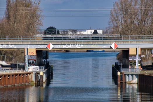 Charlottenburg Canal Pipeline Bridge II